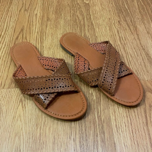 Universal Thread | Shoes | Universal Thread Leather Sandals With ...